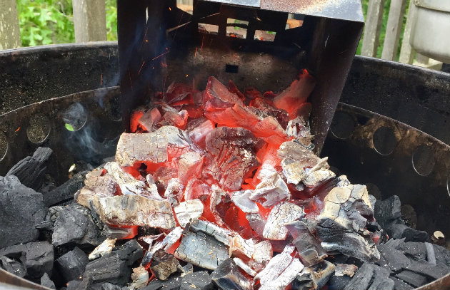 How long should charcoal burn before grilling?