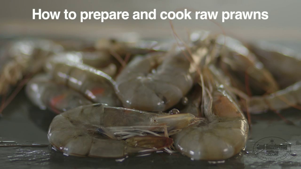 How long should raw prawns be cooked for?