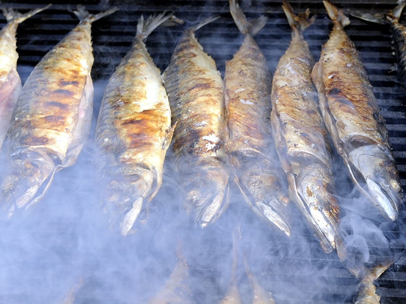 How long should smoked fish rest before cooking?