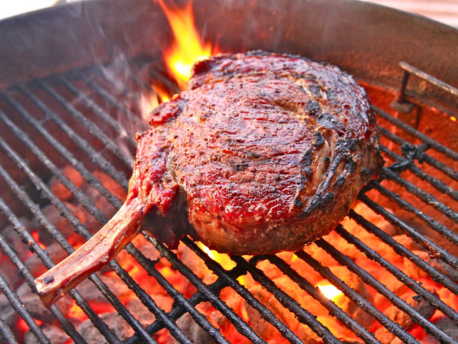 How long should steak sit out before grilling?