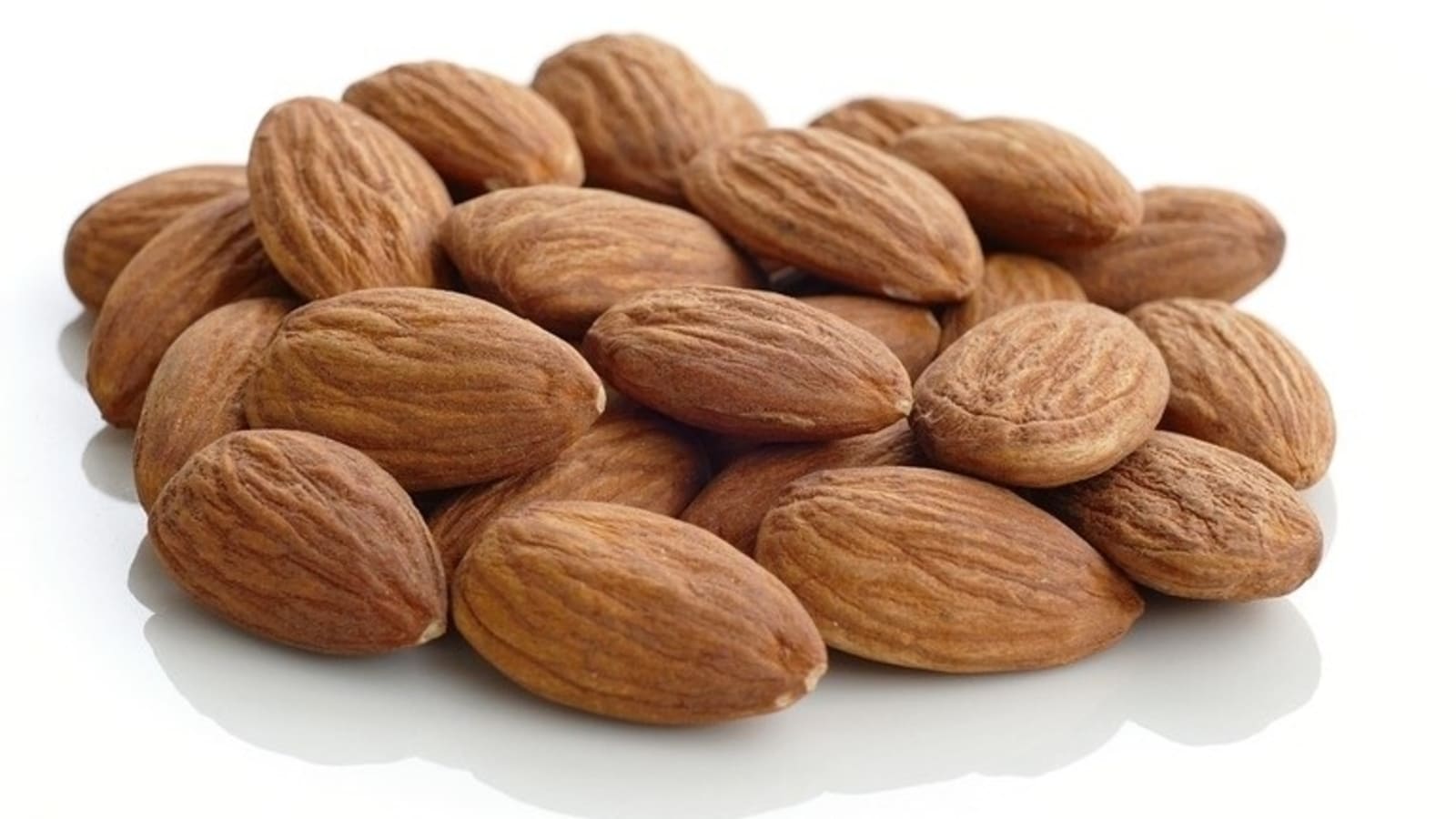 How many almonds should be eaten daily?