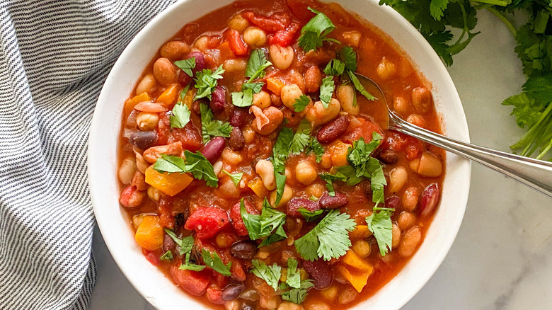 How many calories are in 5 bean soup?