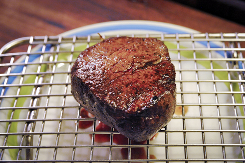 How many calories are in a 4 oz grilled filet mignon?