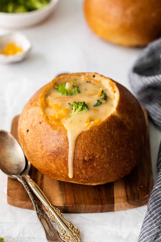 How many calories are in a bowl of broccoli cheddar soup at Panera Bread?