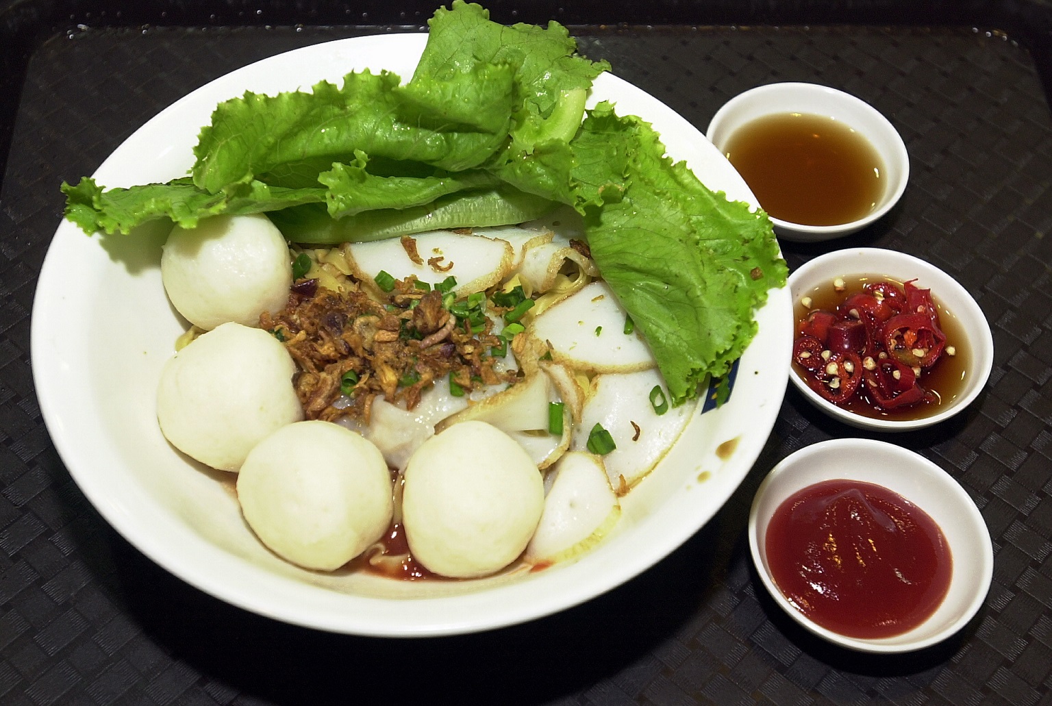 How many calories are in a bowl of fishball soup?