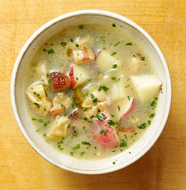 How many calories are in a bowl of Rhode Island clam chowder?