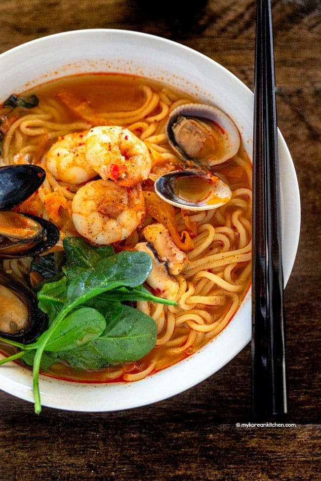 How many calories are in a bowl of seafood noodle soup?