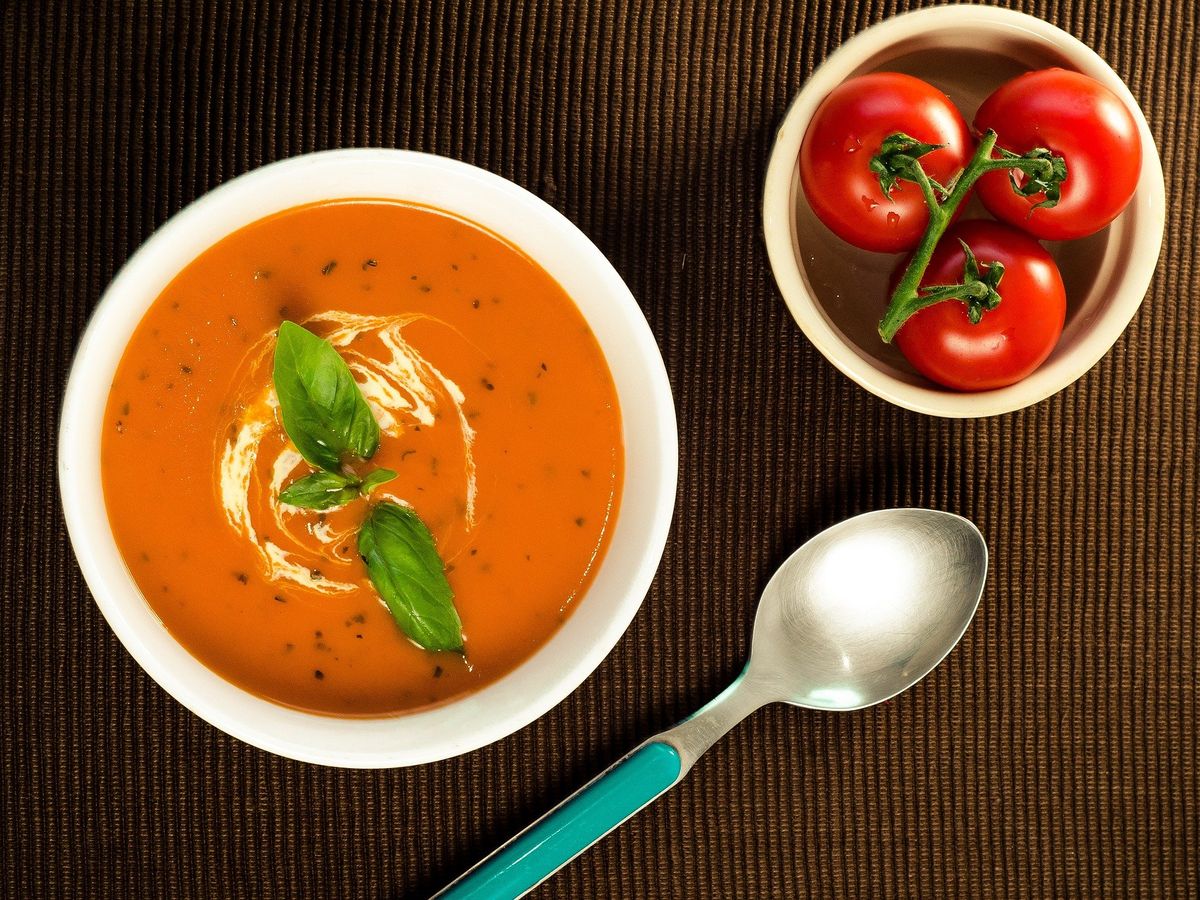 How many calories are in a bowl of tomato soup?