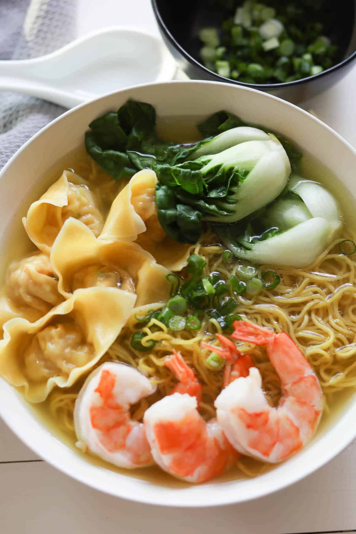 How many calories are in a bowl of wonton noodle soup?