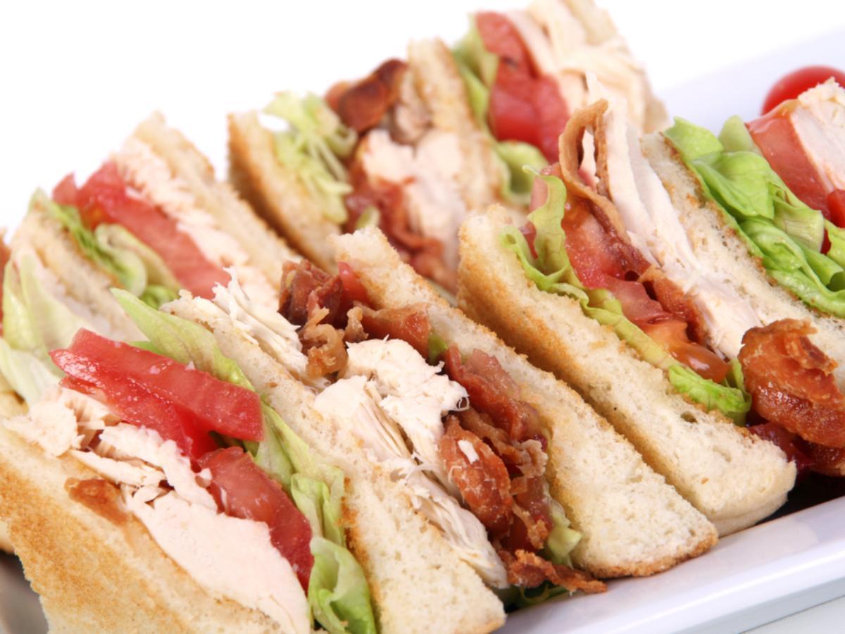 How many calories are in a chicken club sandwich?