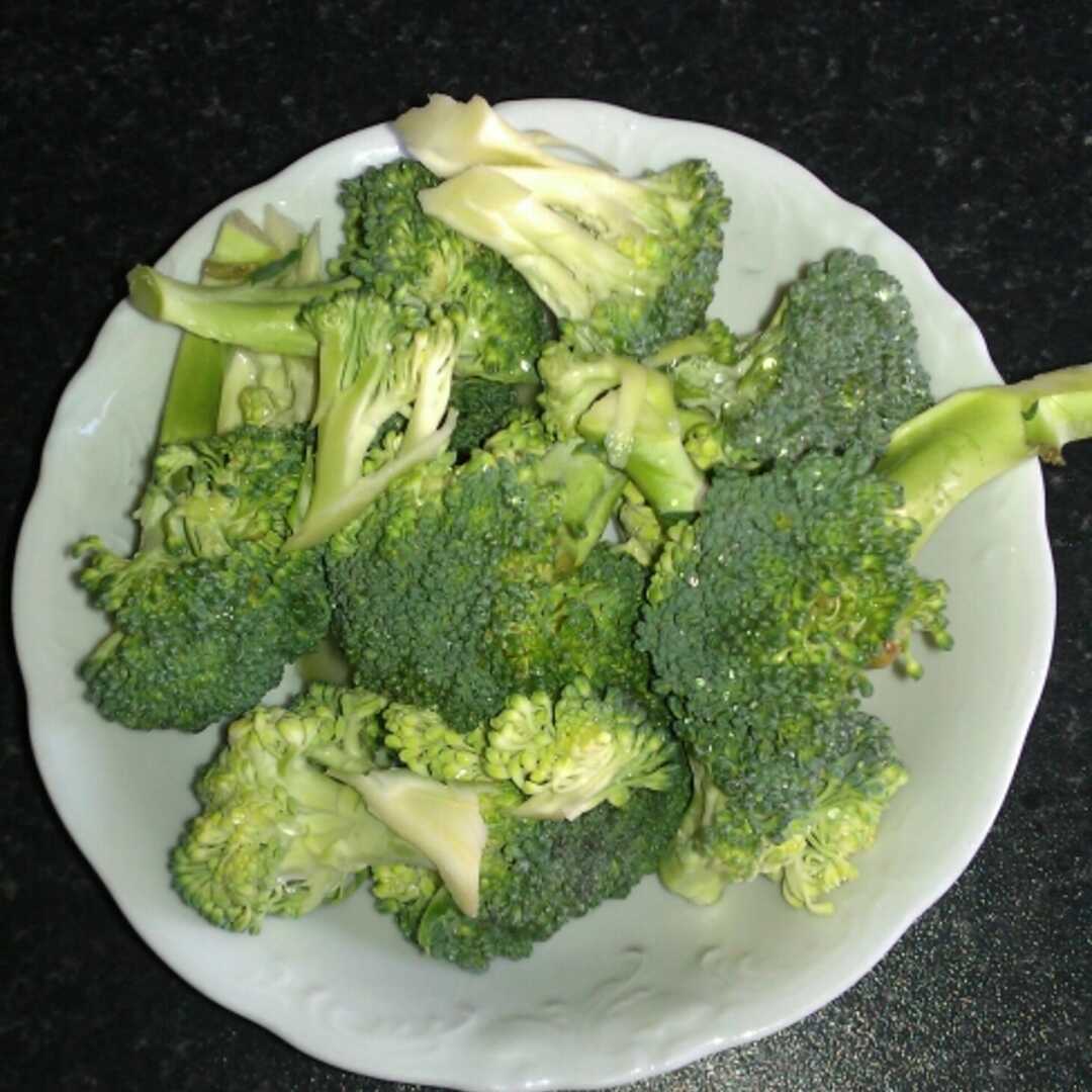 How many calories are in a cup of broccoli and cheese?