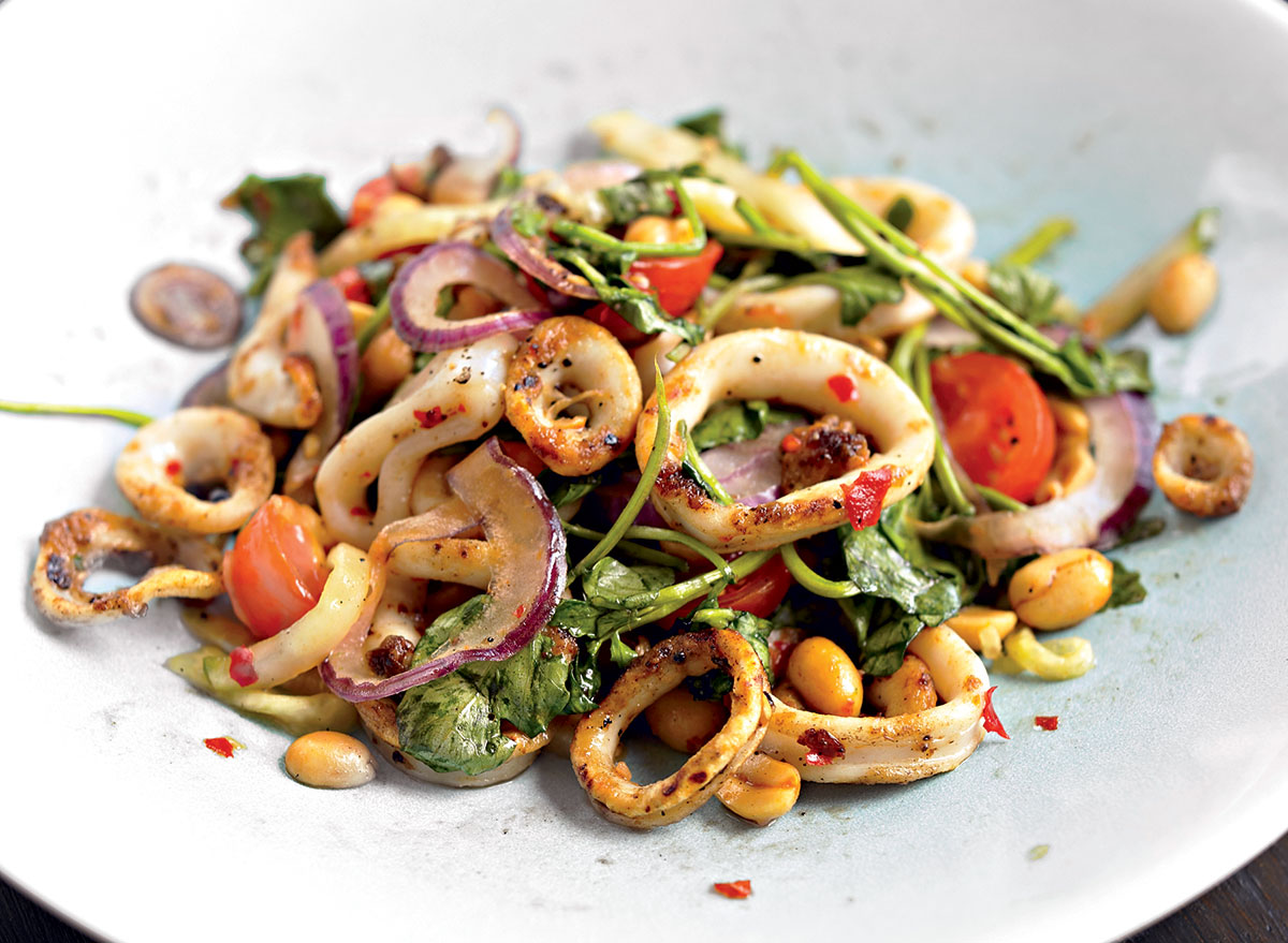 How many calories are in a grilled calamari salad?