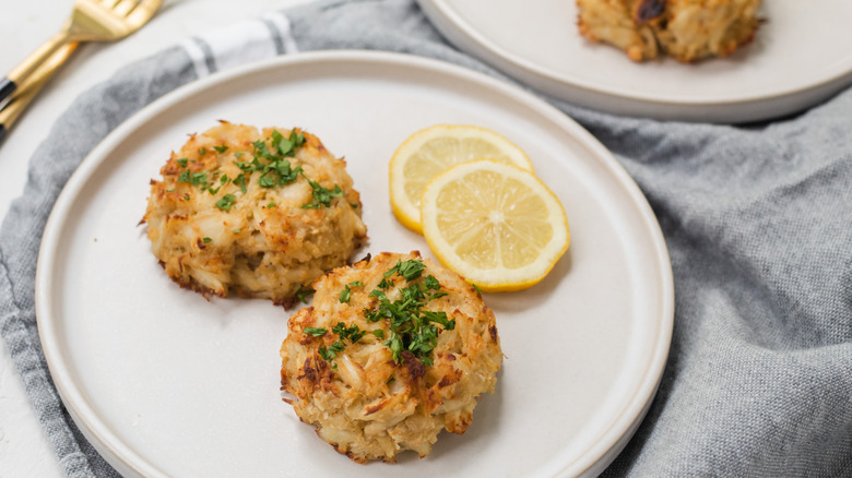 How many calories are in a large broiled crab cake?