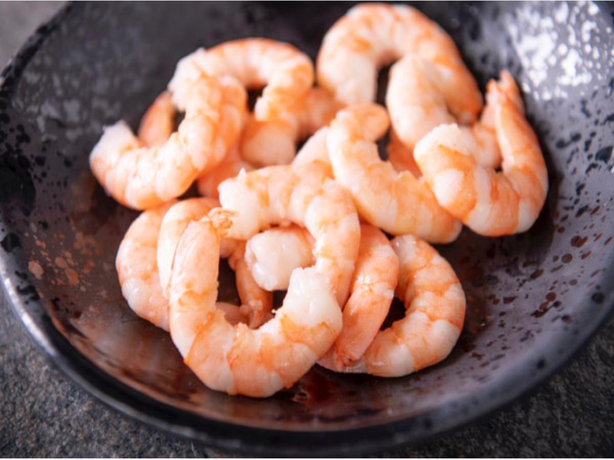 How many calories are in a large king prawn?