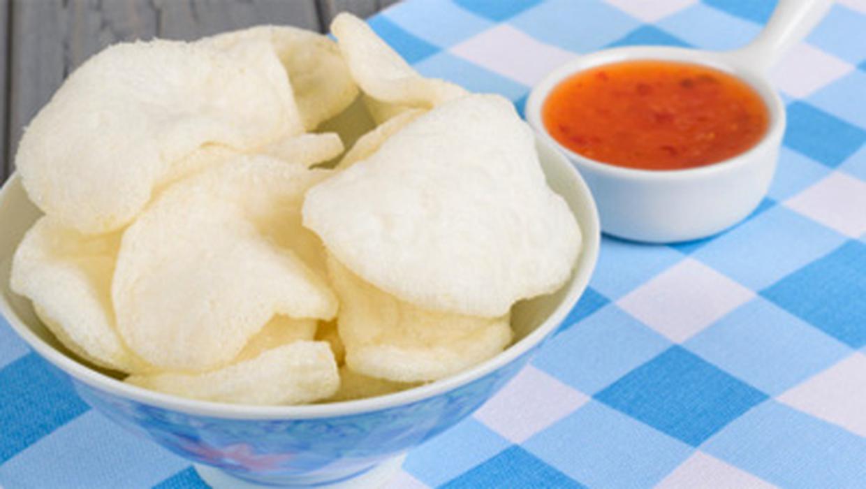 How many calories are in fried prawn crackers?