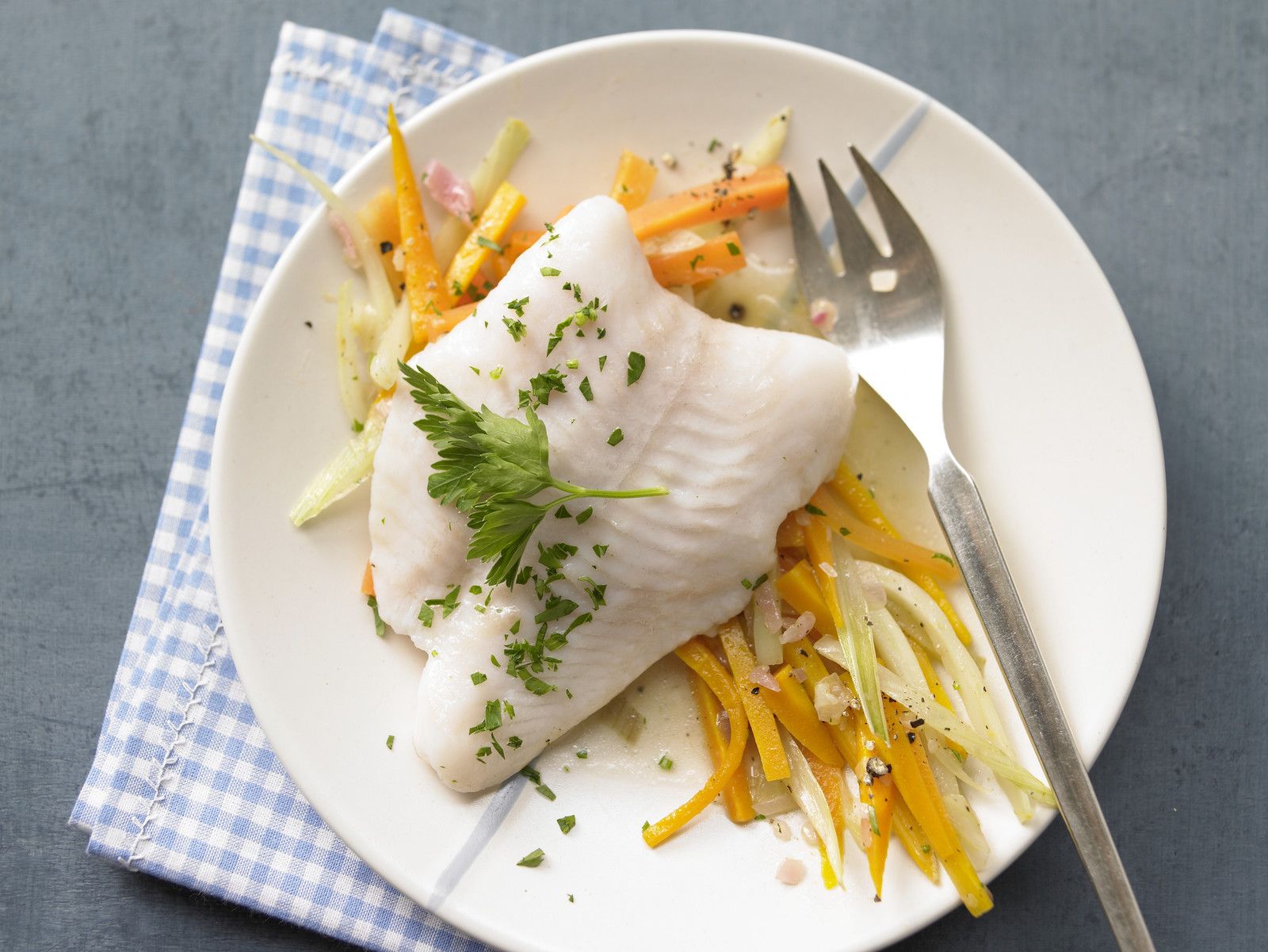 How many calories are in steamed fish and vegetables?