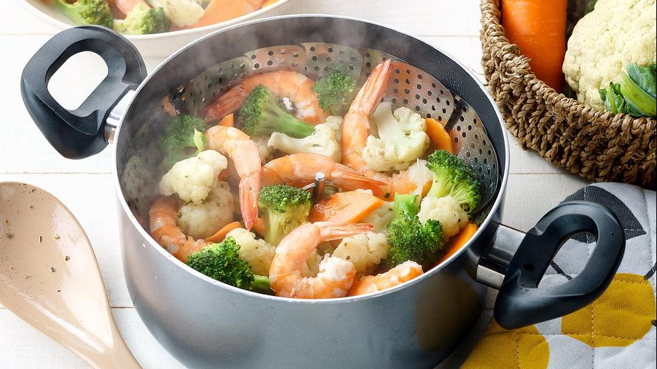 How many calories are in steamed shrimp and mixed vegetables?