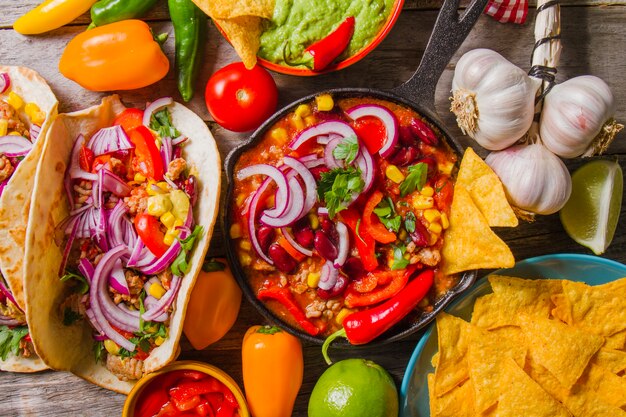 How many calories in a ground beef taco salad at a Mexican restaurant?