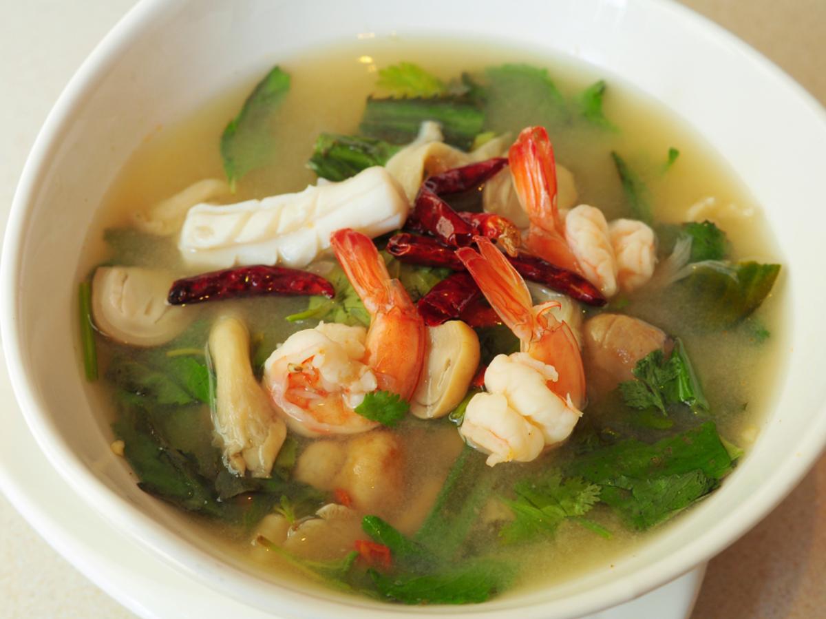 How many calories is in a bowl of seafood soup?