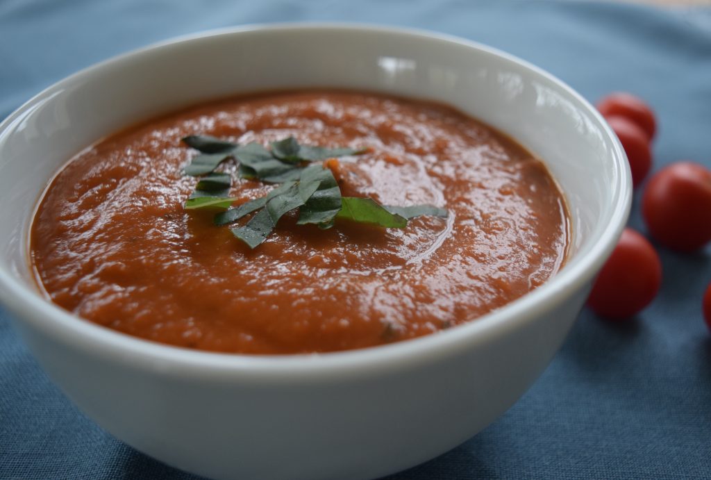 How many carbs are in a bowl of tomato bisque?