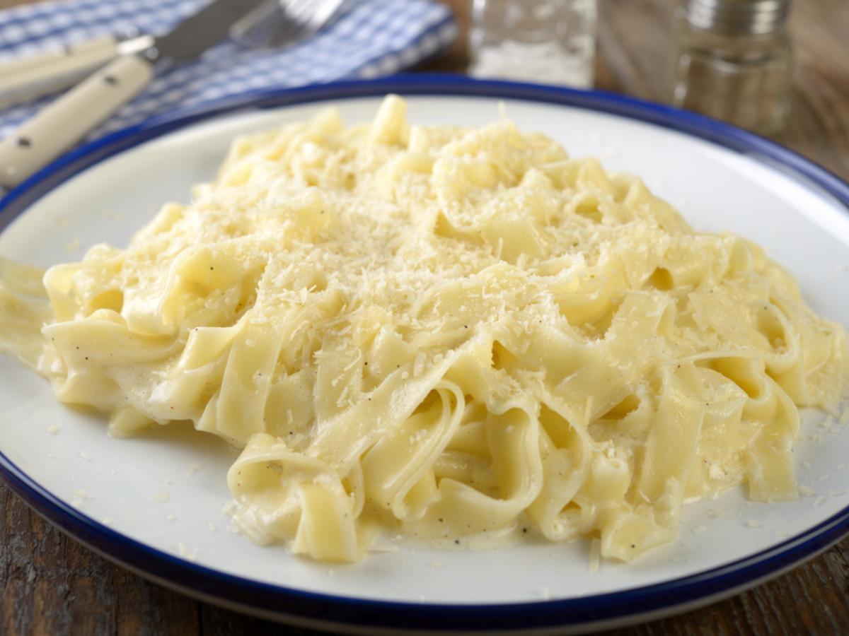 How many carbs are in fettuccine alfredo sauce?