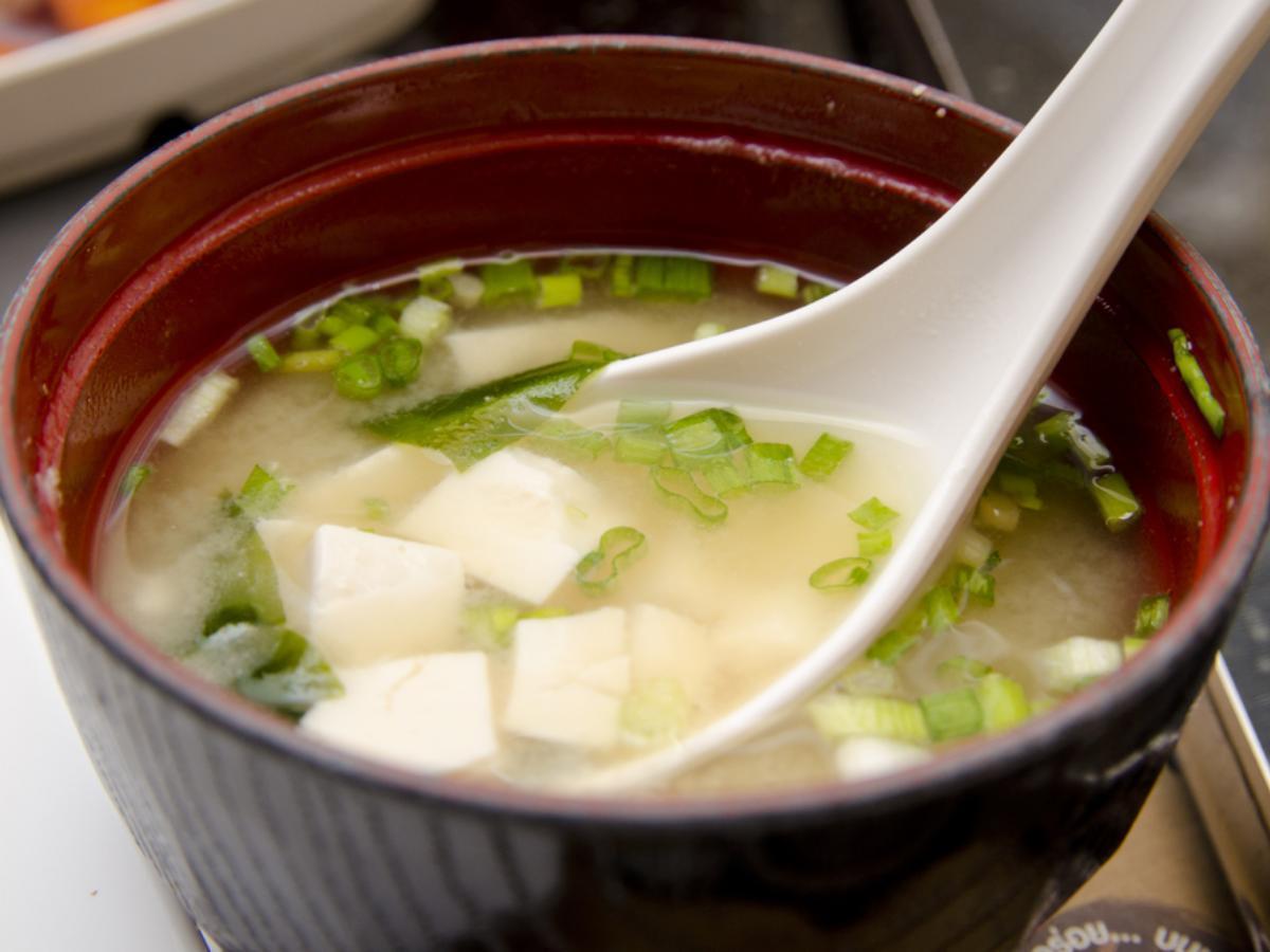 How many carbs are in miso soup with tofu and seaweed?