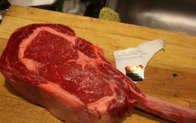How many does a 3 lb Tomahawk Steak feed?