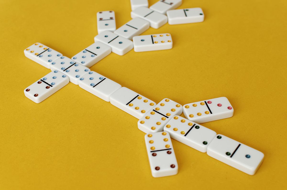 How many dominoes do you start with for chicken foot?