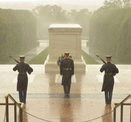 How many hours a day is the Tomb guarded?