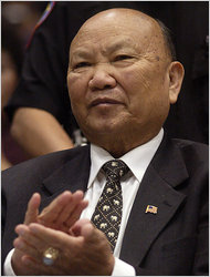 How many kids does General Vang Pao have?