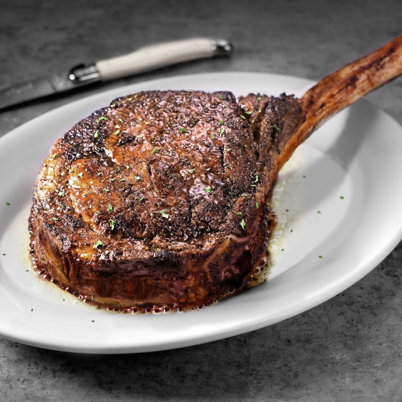 How many ounces is a tomahawk steak at Ruth's Chris?