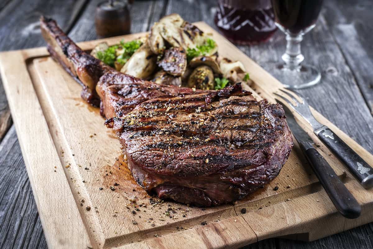 How many ounces is a tomahawk steak?