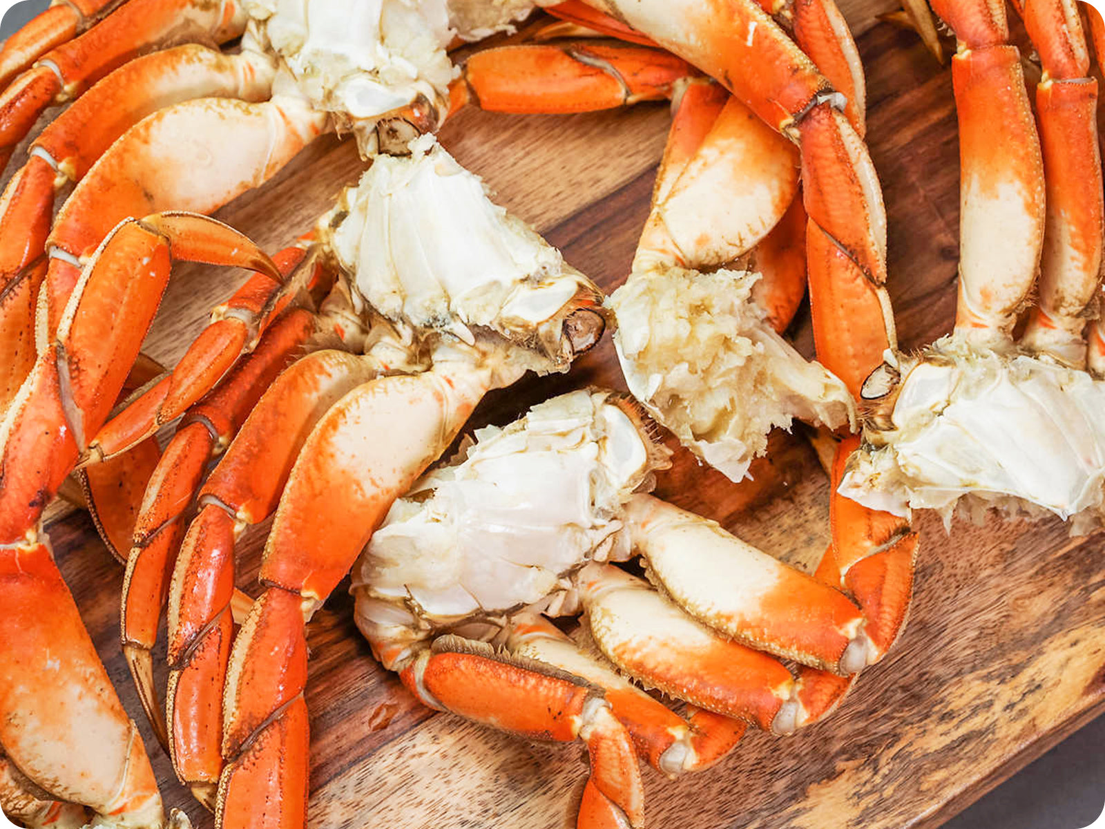 How many ounces of crab meat are in a Dungeness crab?