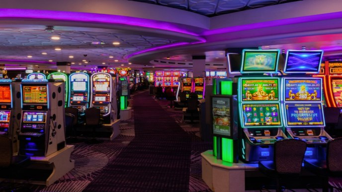 How many slots does Harrah's Las Vegas have?