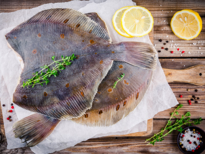 How much cholesterol is in flounder fish?