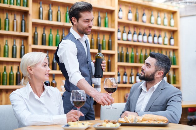 How much do hosts at restaurants get paid?