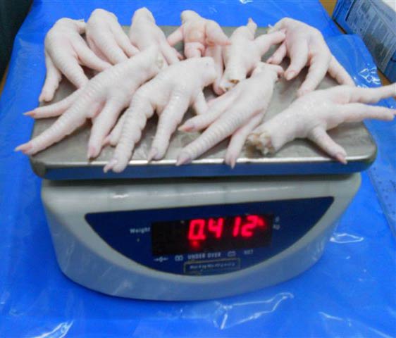 How much does a chicken feet weight?