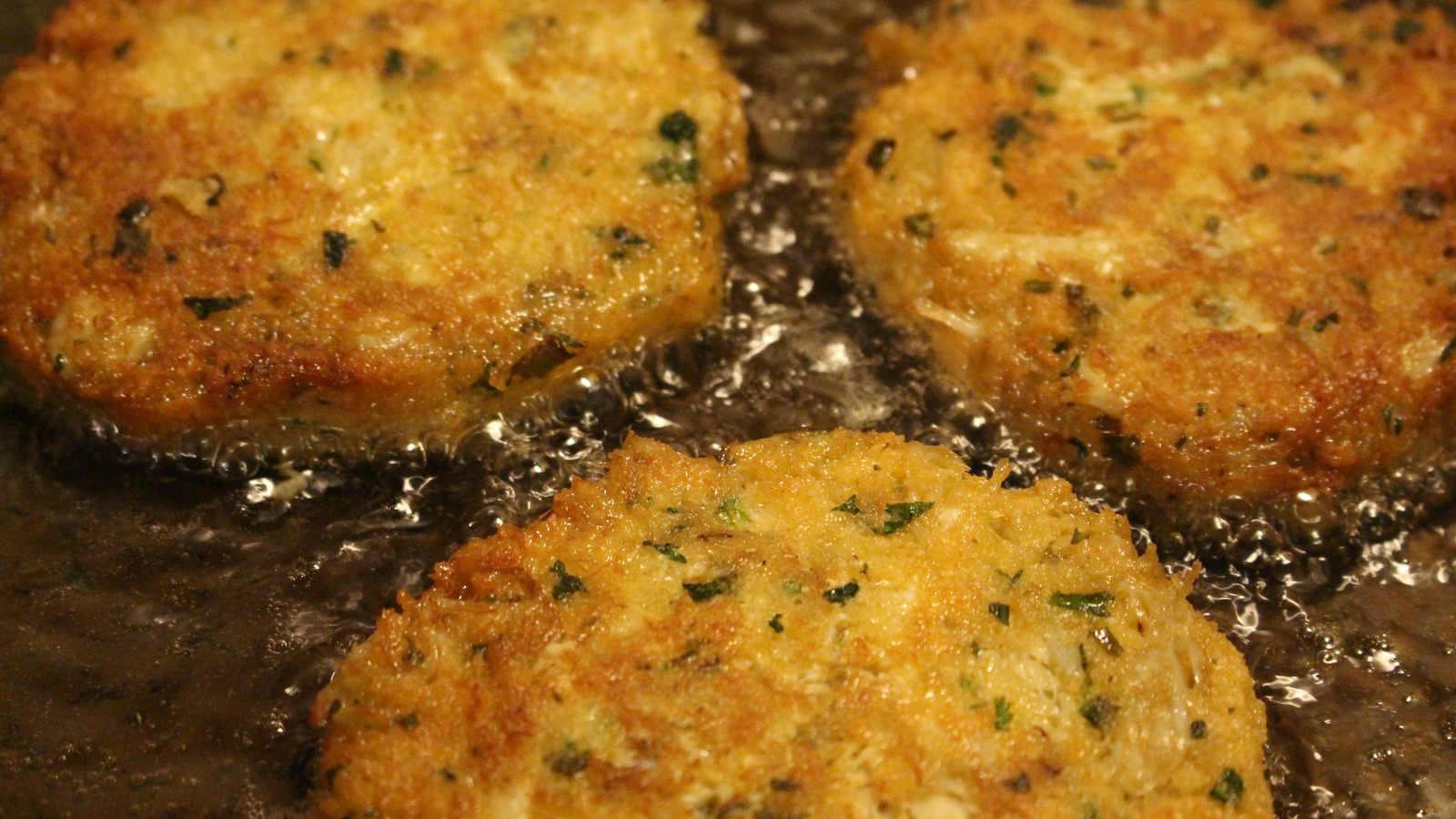 How much oil do you deep fry crab cakes?