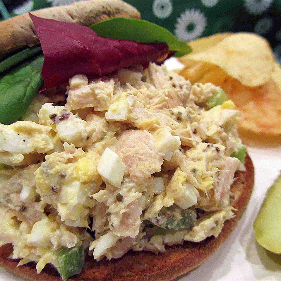 How much protein is in a tuna and egg sandwich?