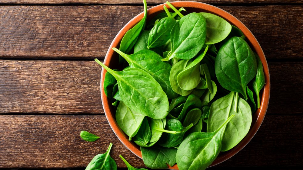 How much raw spinach should I eat a day?