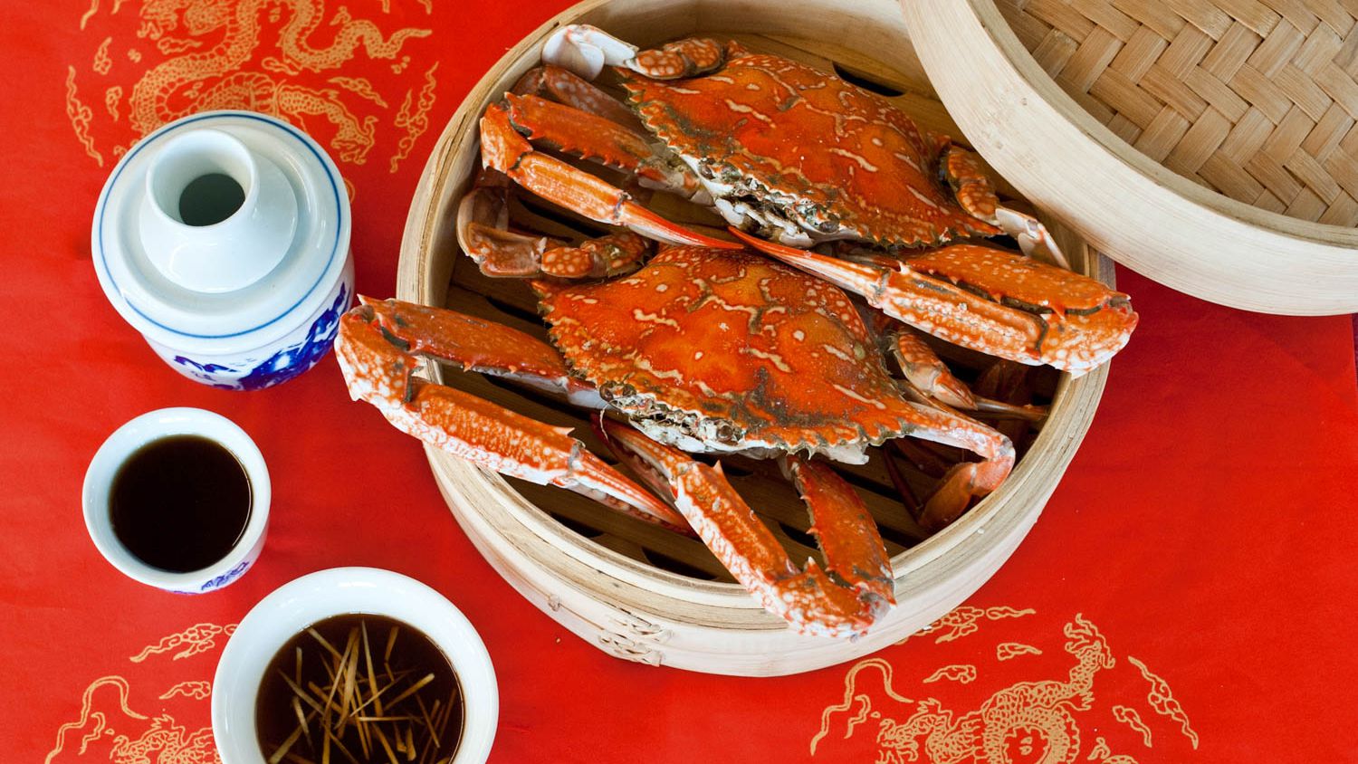 How much vinegar do you put in steamed crabs?