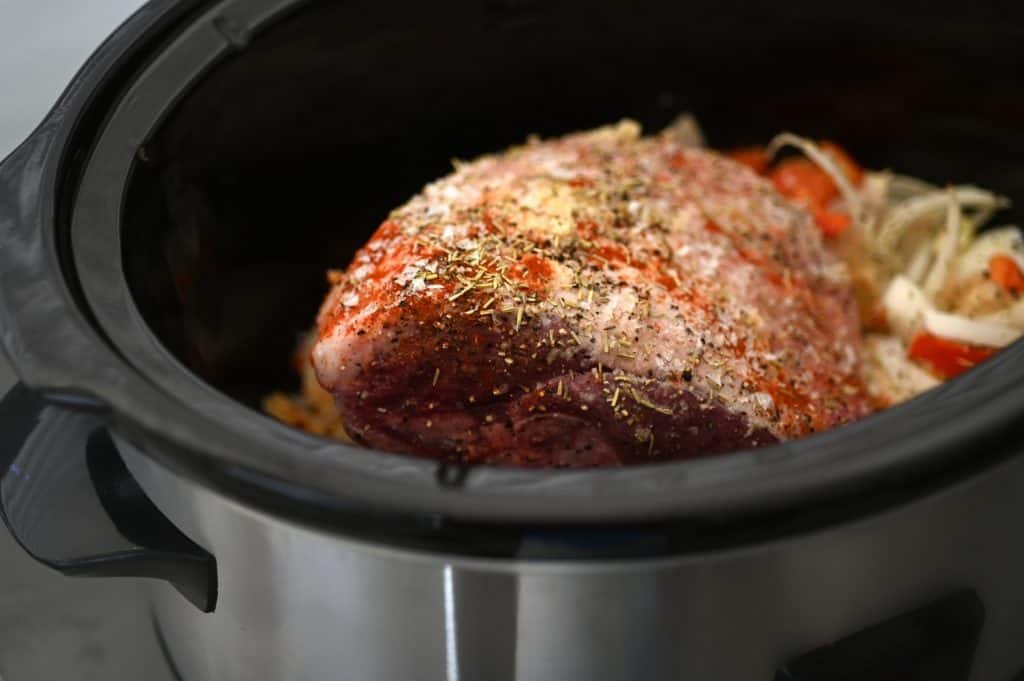 How much water do you put in a slow cooker for beef?