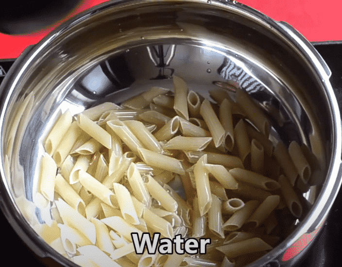 How much water do you use to boil fettuccine noodles?