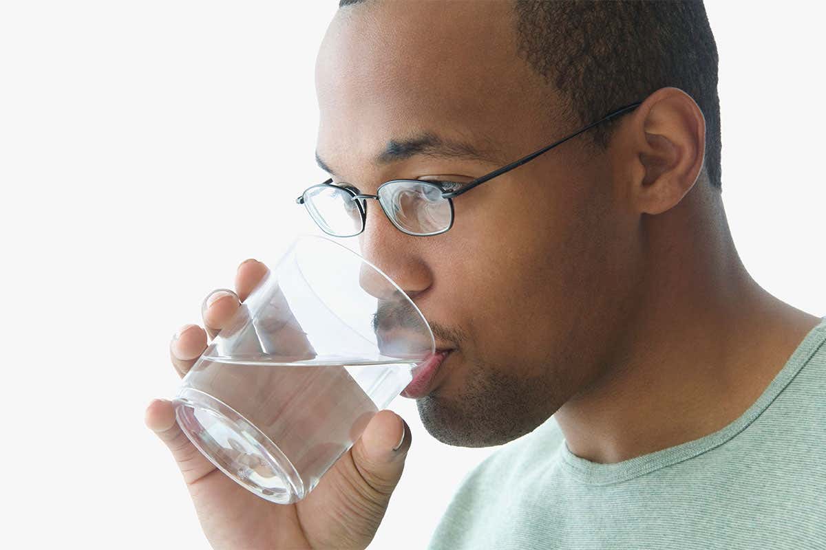 How much water should you drink when you have a sore throat?