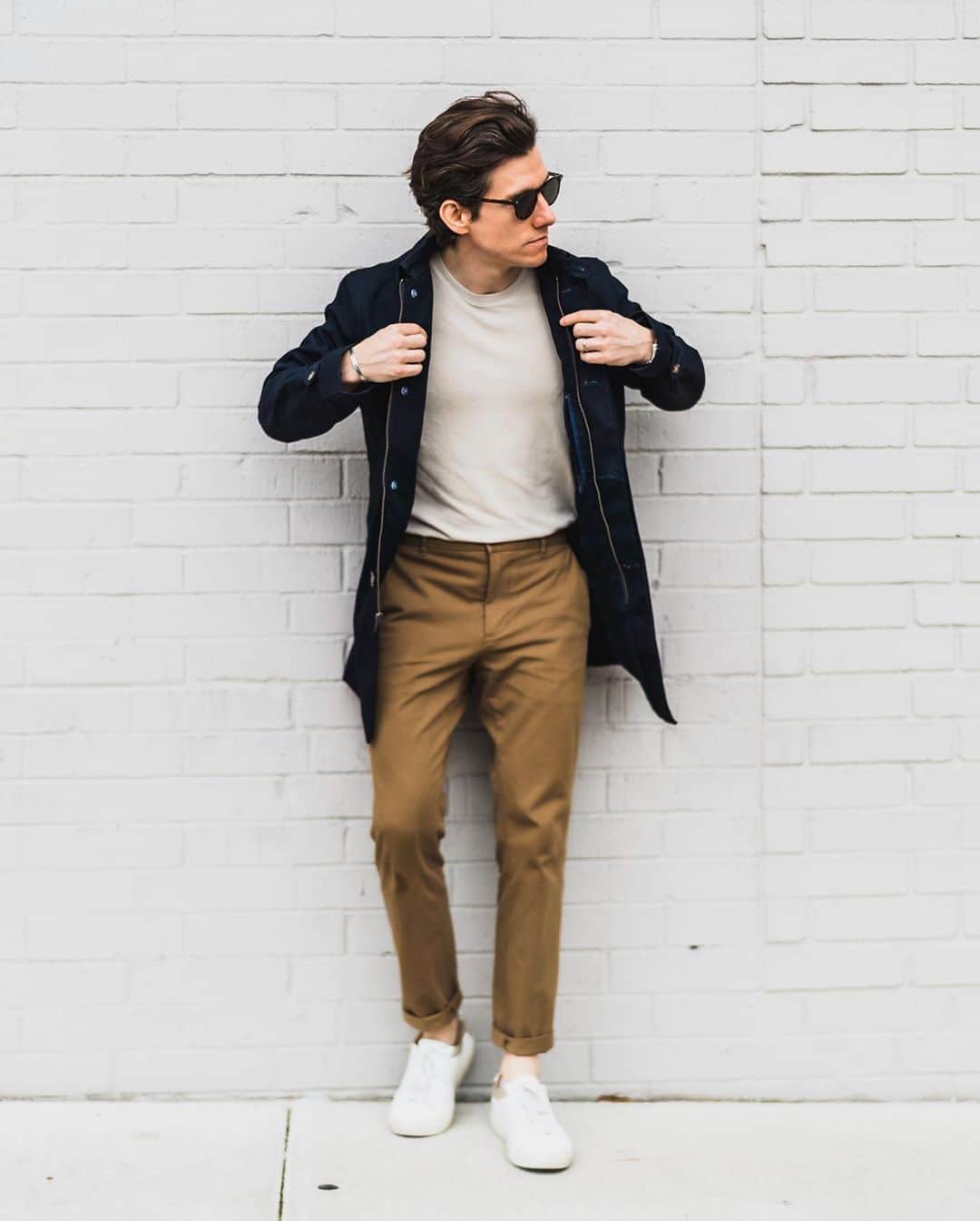 How should a man dress for a casual date?