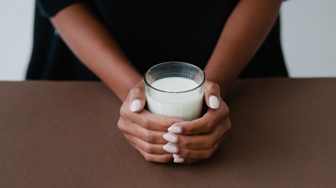 How soon before bed should you drink milk?