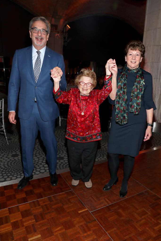 How tall is Dr Ruth Westheimer?