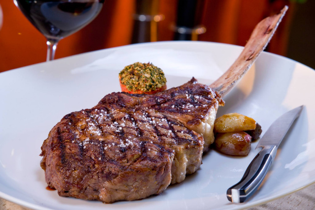 How thick is a 32 oz tomahawk steak?