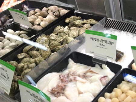 How to buy seafood at a supermarket?