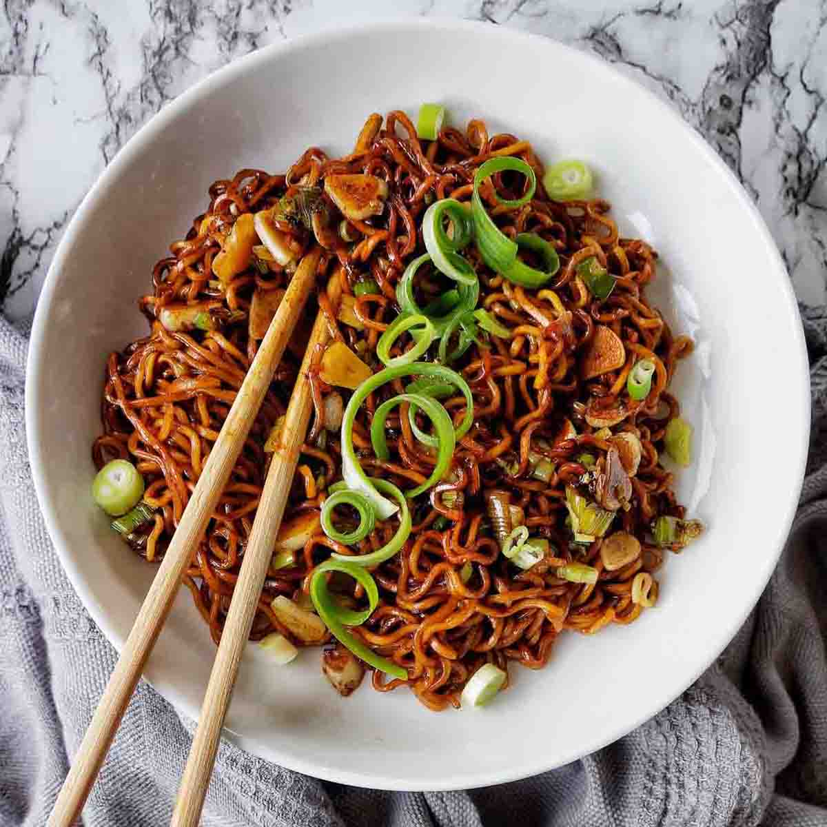 How to cook Chinese noodles with soy sauce?